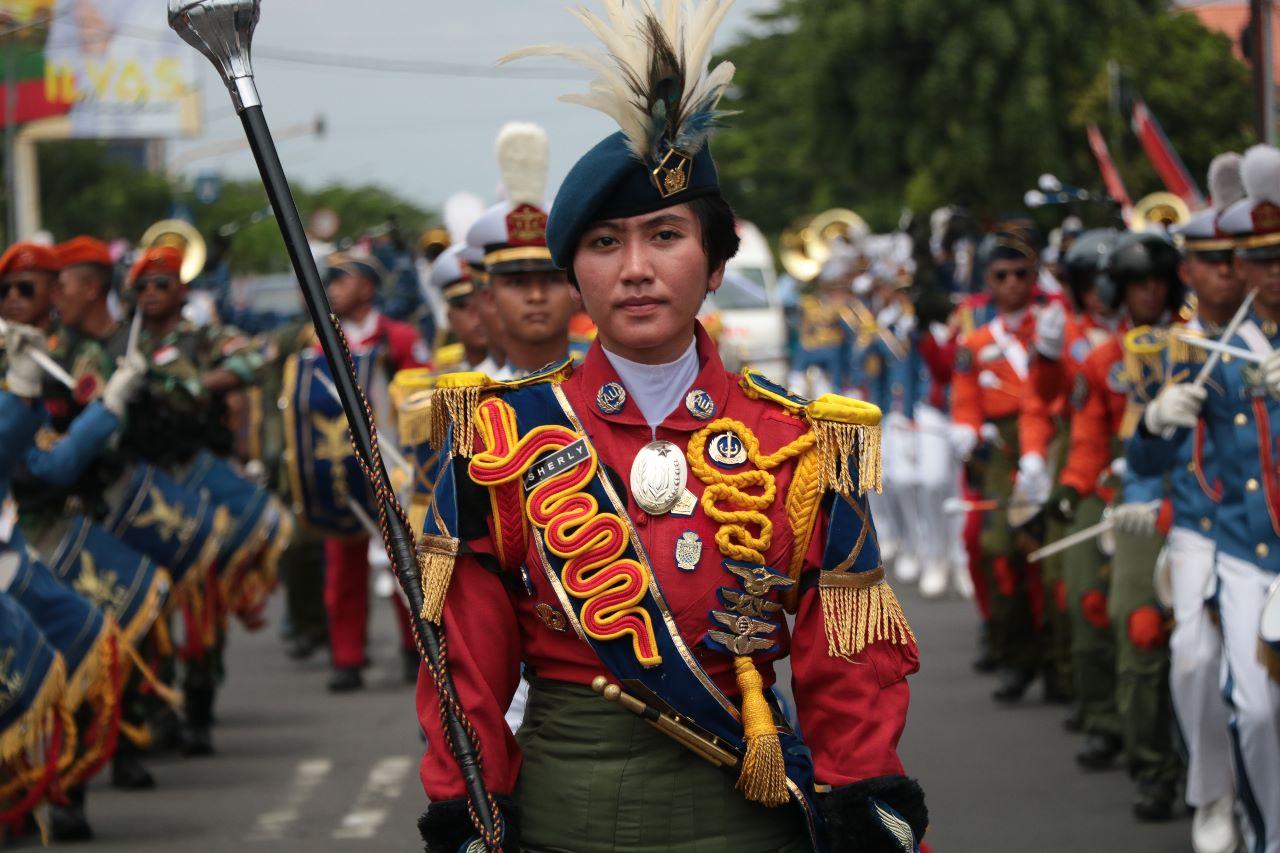PENATARAMA DRUMBAND TARUNA AAU TAMPIL MEMUKAU WARGA MASYARAKAT ...