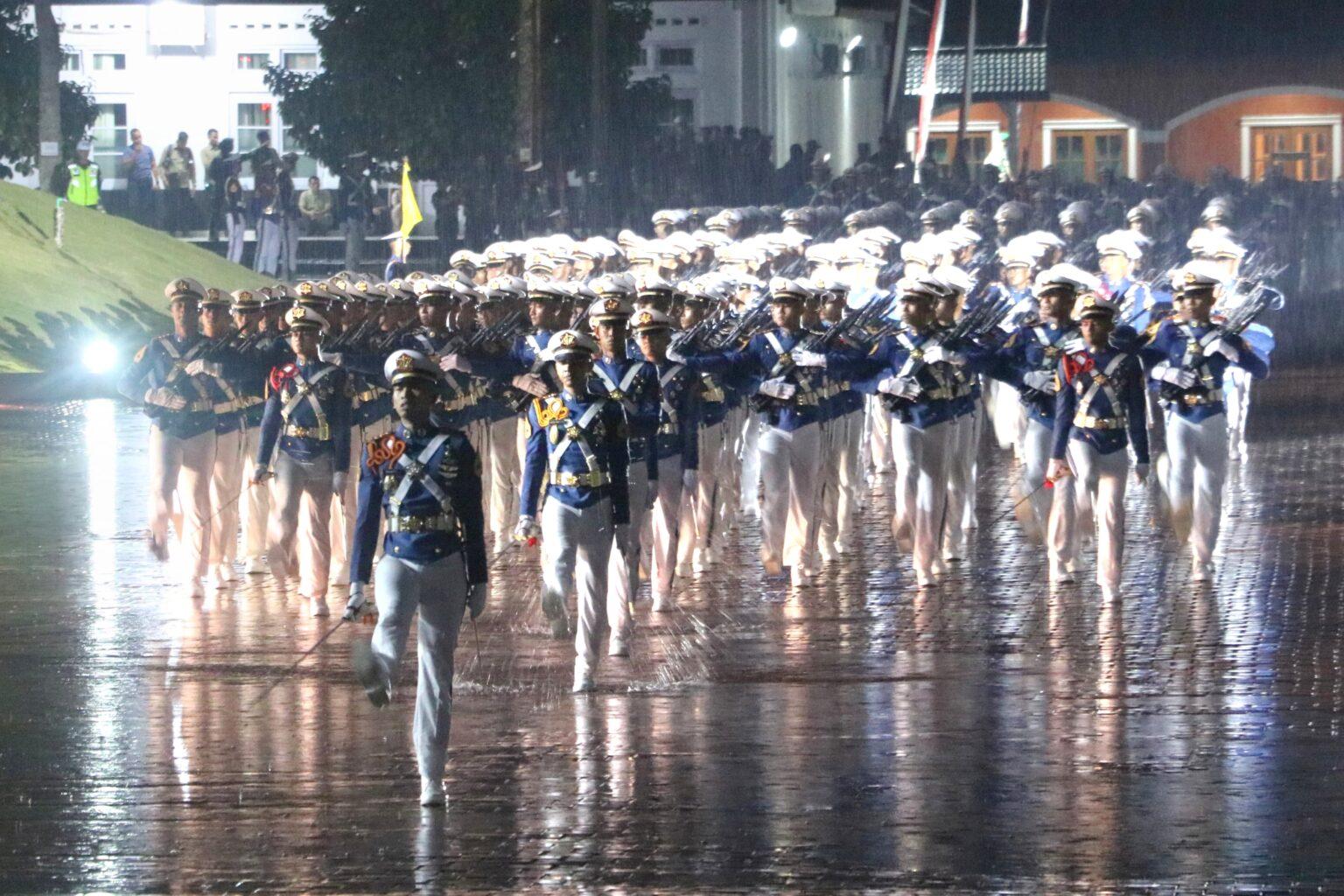 DEFILE DIPIMPIN TARUNA AAU : SIMBOL KEPEMIMPINAN DAN KEBANGGAAN ...